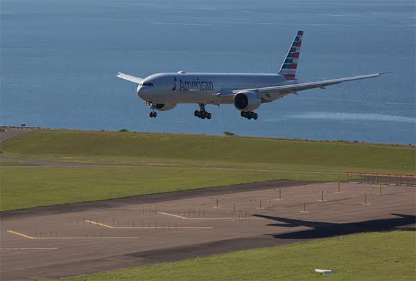 American Airlines' flagship plane flies over Sydney Harbour – Karryon